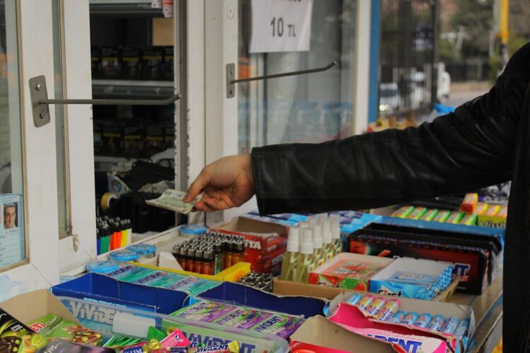 9 Reasons Why Using Cash Is Still the Smart Choice Today