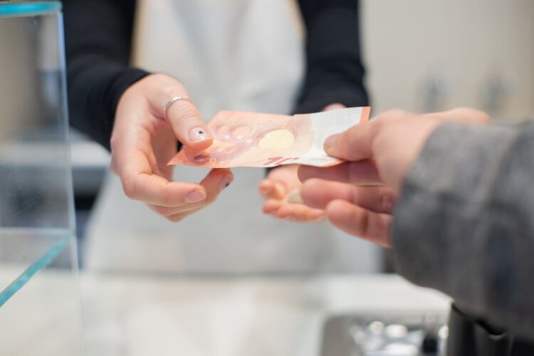 9 Reasons Why Using Cash Is Still the Smart Choice Today